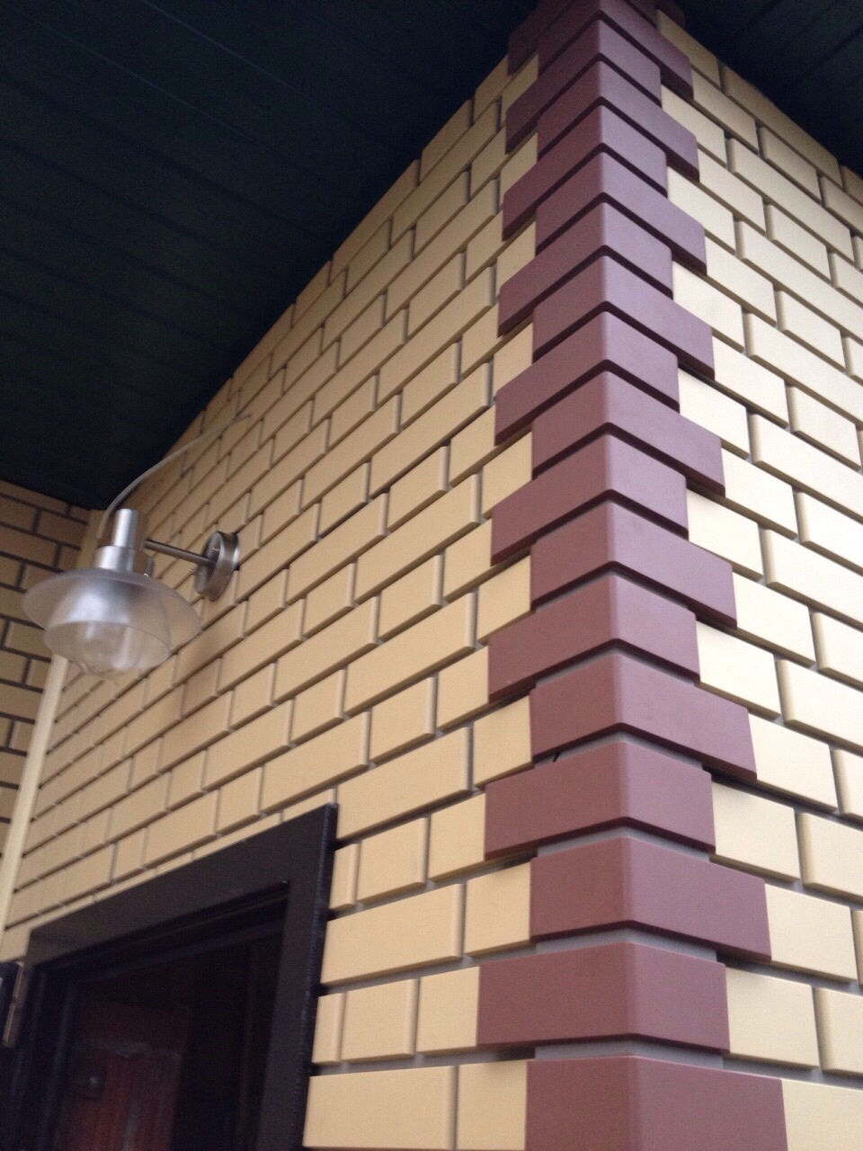 Klinkerfassade aus Kunststoff in Braun