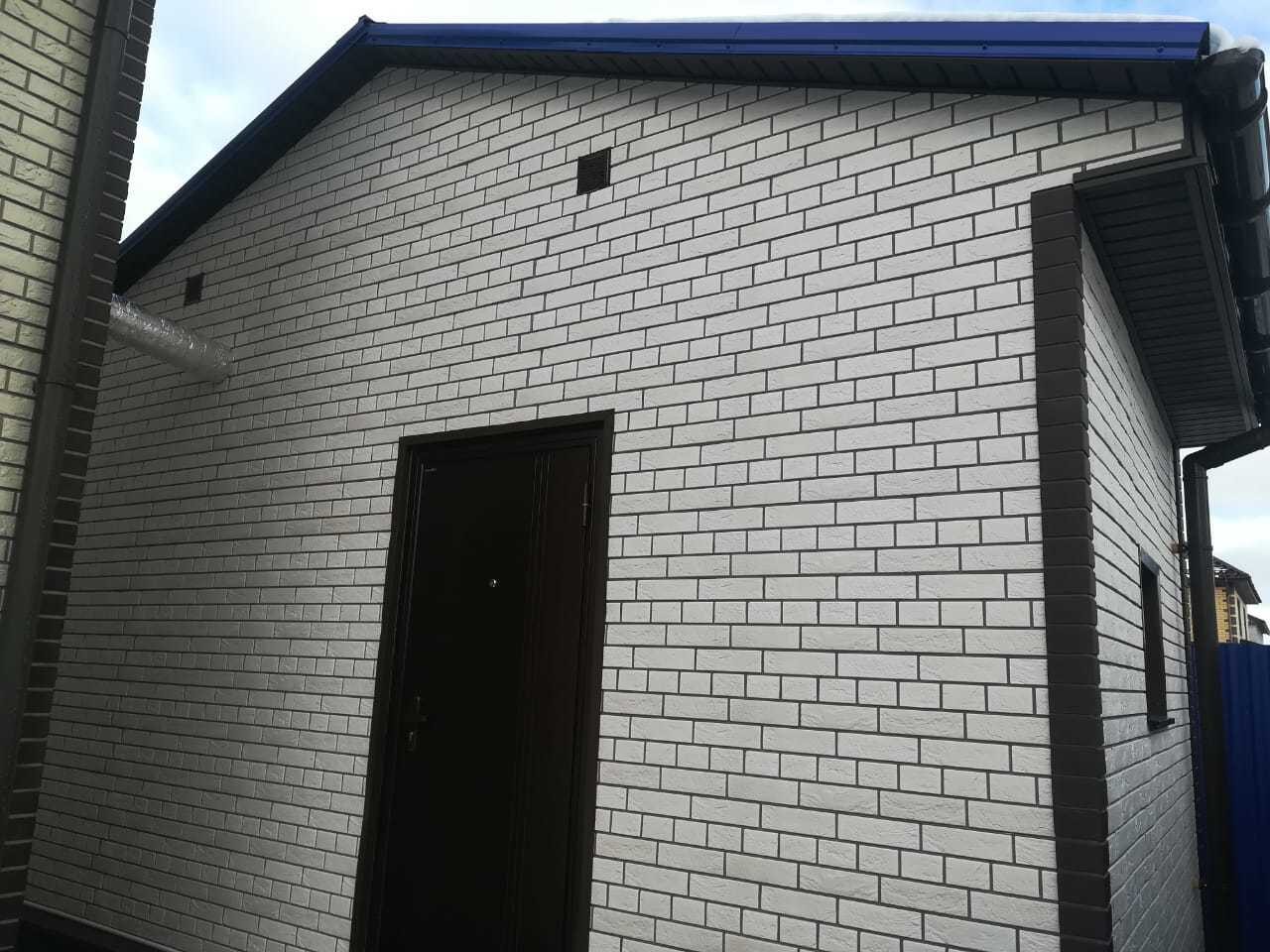 Klinkerfassade aus Kunststoff in Braun